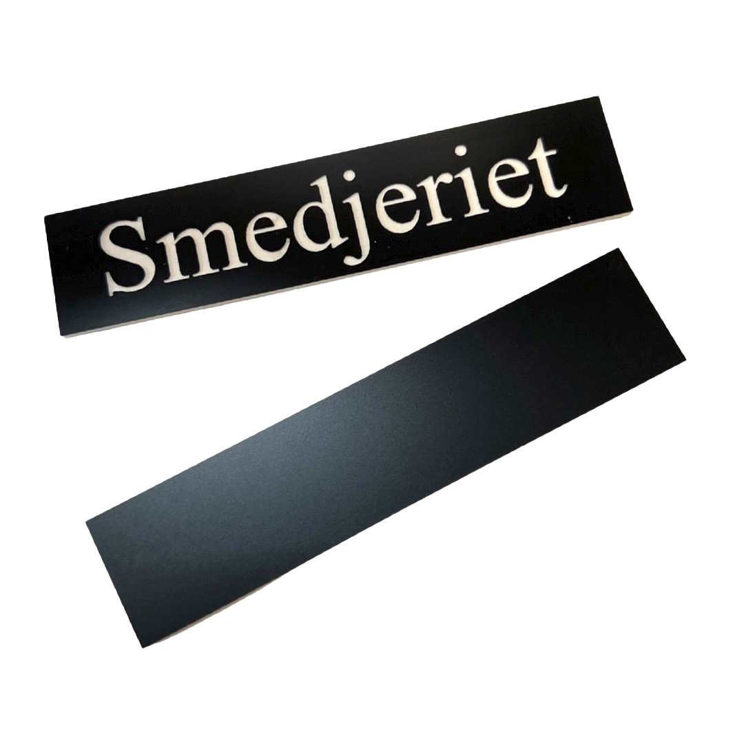 PLASTIKSKILT 80x18 mm - Smedjeriet ApS